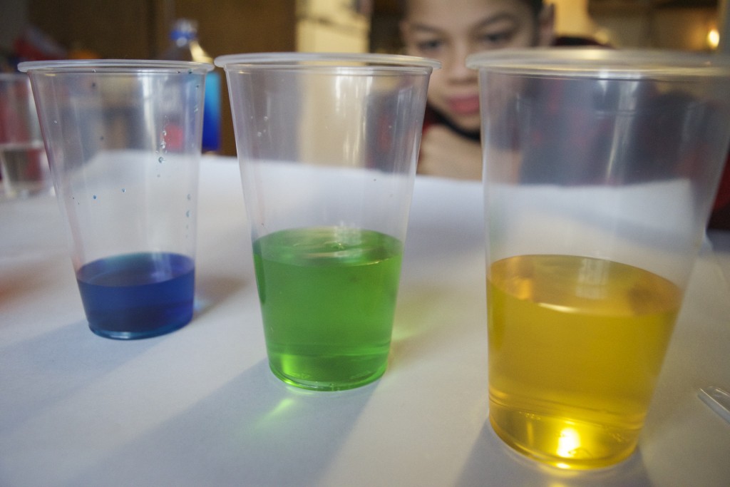 C – COLOR : Activity 1 (Mixing colors in water) – Let’s Learn Kids!